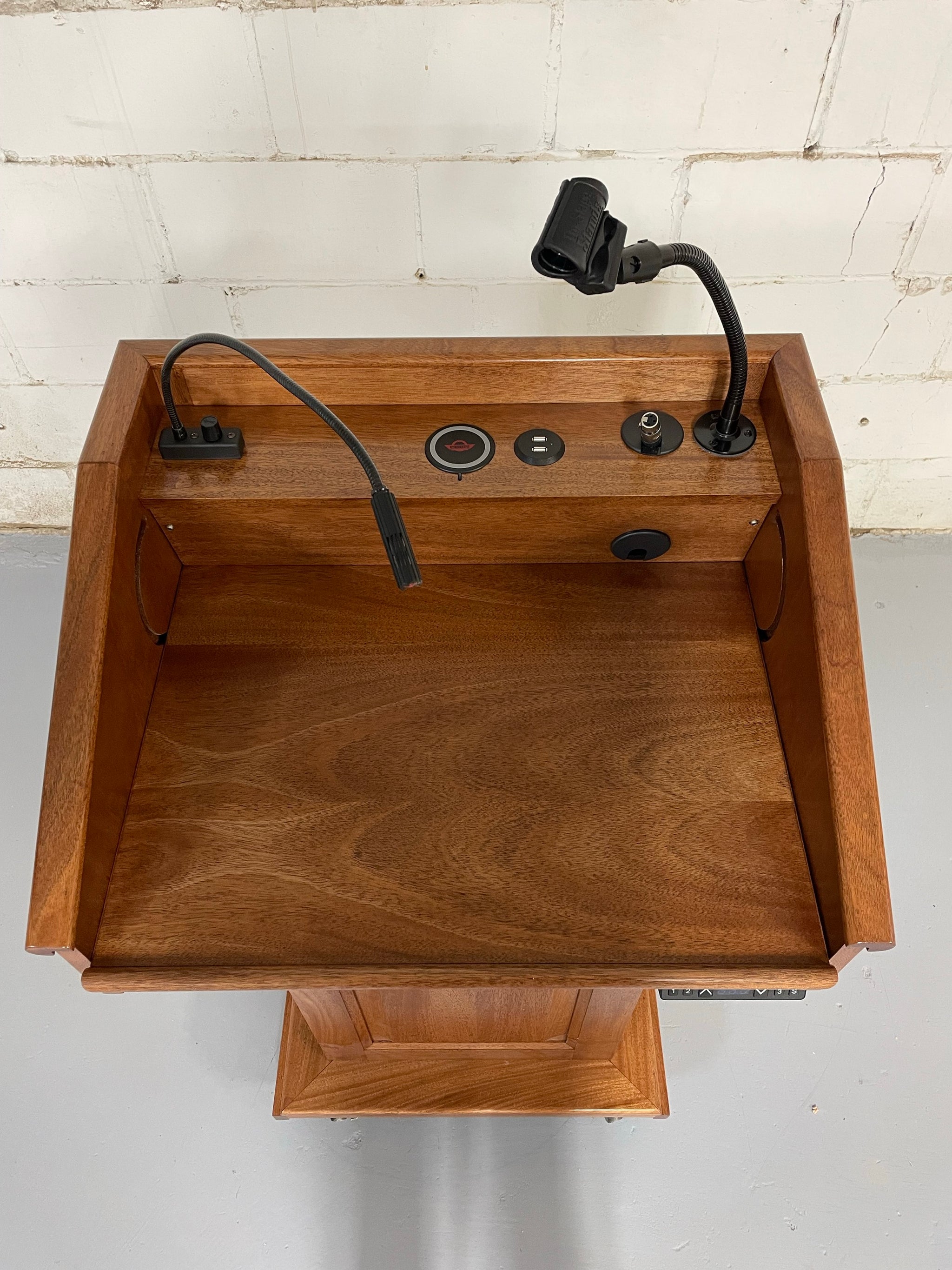 LED Lectern Light – Flexible Gooseneck Task Lamp for Podiums & Worksta